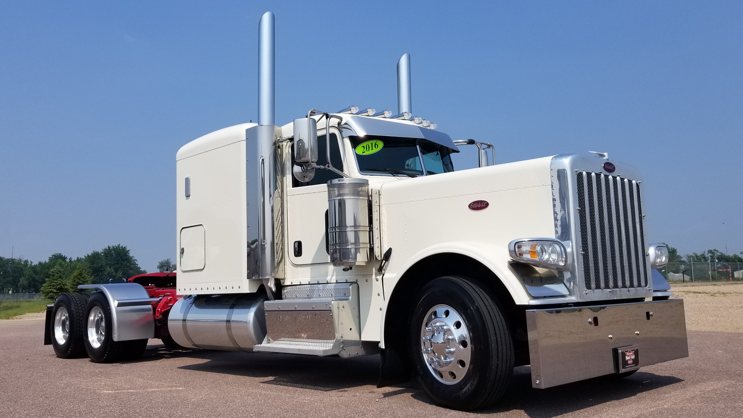 Peterbilt 379 Flat Top Sleeper