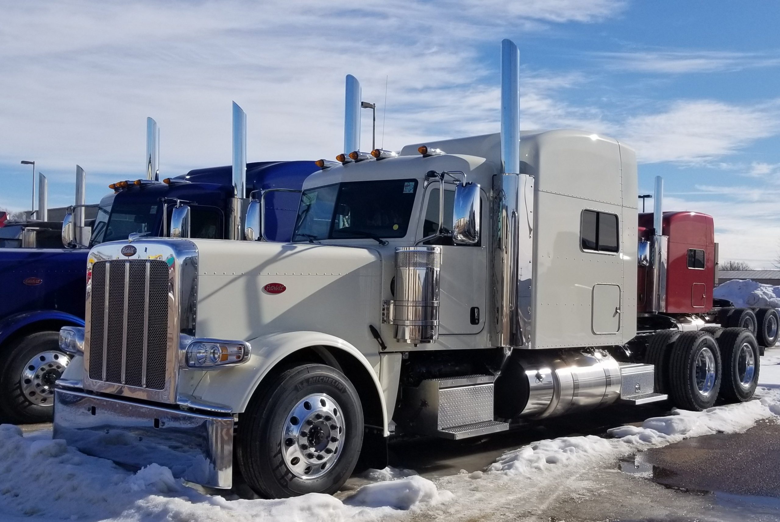 CREAMY WHITE NEW 389 JUST IN! - Peterbilt of Sioux Falls