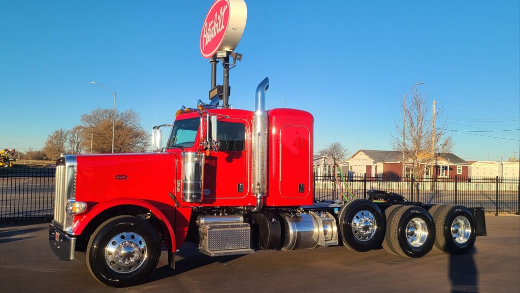 SHARP NEW LITTLE BUNK READY TO HEAD OUT!! - Peterbilt of Sioux Falls